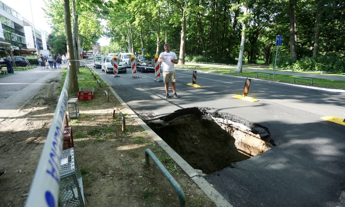 Napokon zakrpana rupa duboka pet metara koja se otvorila u Bukovačkoj nasred ceste - tportal