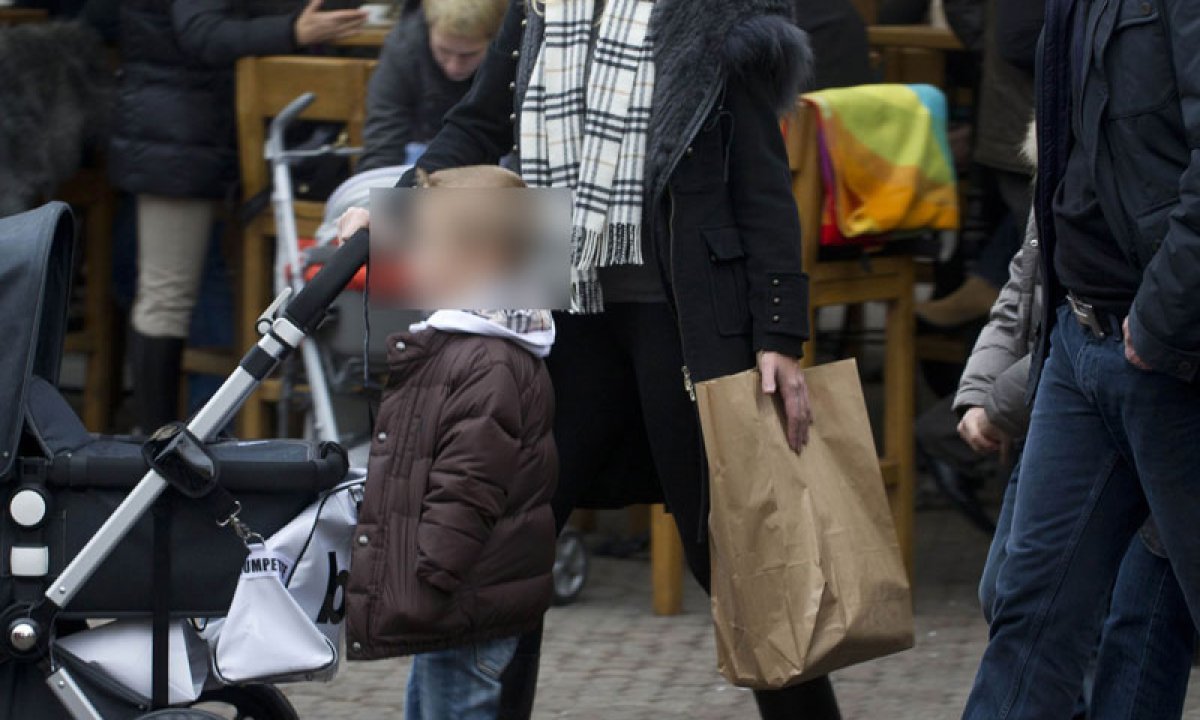 Dina Štern prvi put u šetnji s bebom - tportal