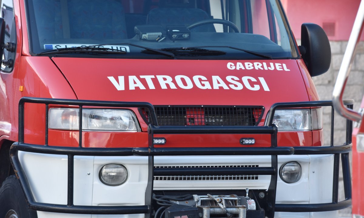 Gori zgrada Dalmacijavina u Trajektnoj luci - tportal