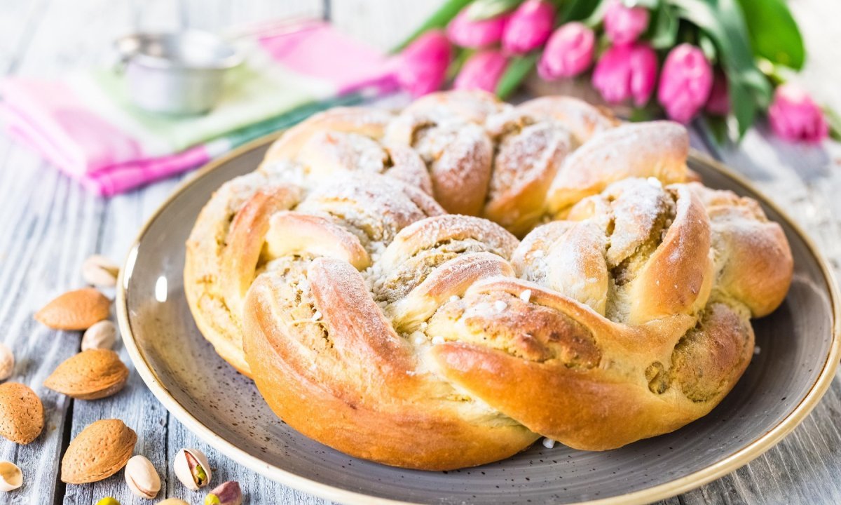 Ova slatka pletenica odlična je čak i za doručak, a vrlo je jednostavna ...