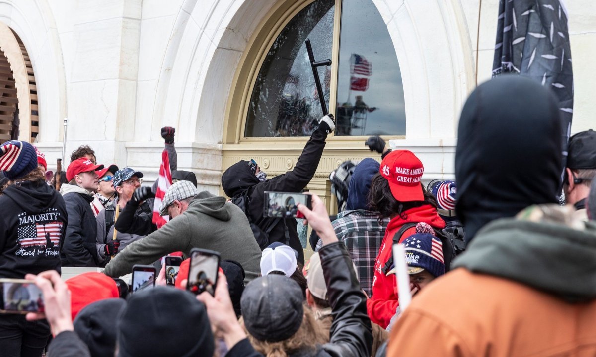 Samoubojstvo počinila četiri policajca koji su čuvali Capitol Hill na ...