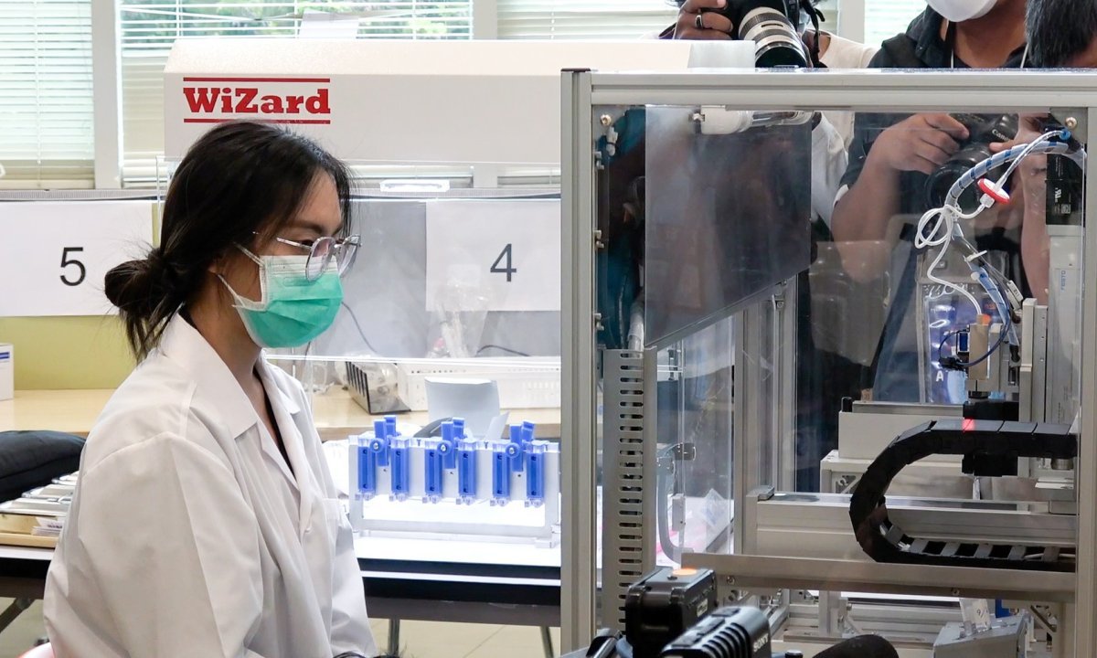 Kakva učinkovitost! Upoznajte robota koji u četiri minute iz bočice ...