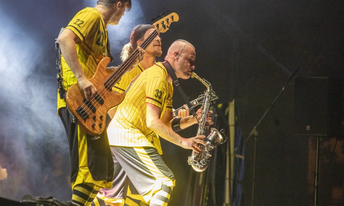 [FOTO] Dubioza Kolektiv priredila totalni show u Varaždinu: Svirali na ulici i dijelili ćevape ...