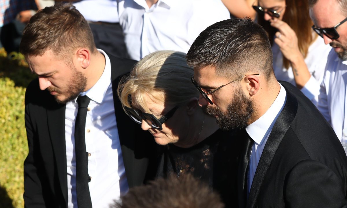 Posljednji ispraćaj u Kaštelima: Od oca Marka Livaje oprostili se obitelj, prijatelji i brojni ...