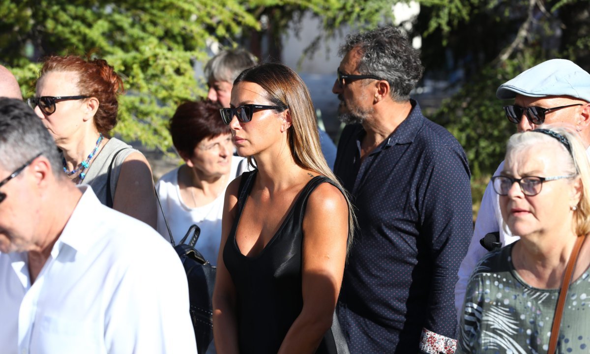 Posljednji ispraćaj u Kaštelima: Od oca Marka Livaje oprostili se obitelj, prijatelji i brojni ...