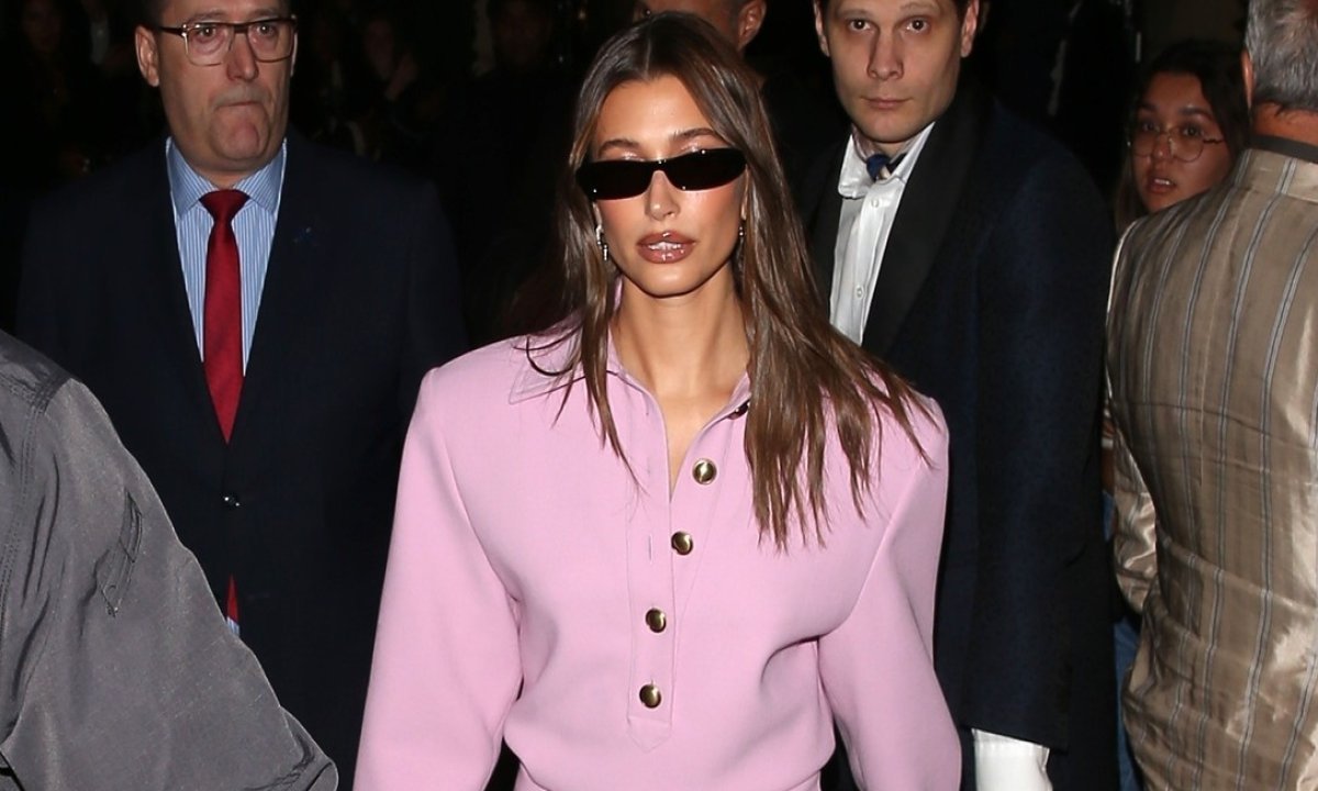 Može li kraće: Hailey Bieber ružičastoj mini haljini u prvi plan je ...