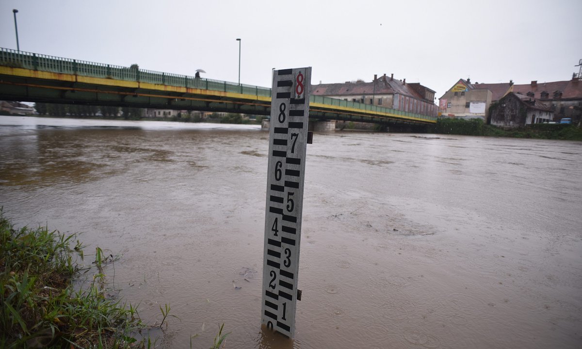 Vodostaji rijeka i dalje rastu: Kamanje dijelom pod vodom, Karlovac se ...