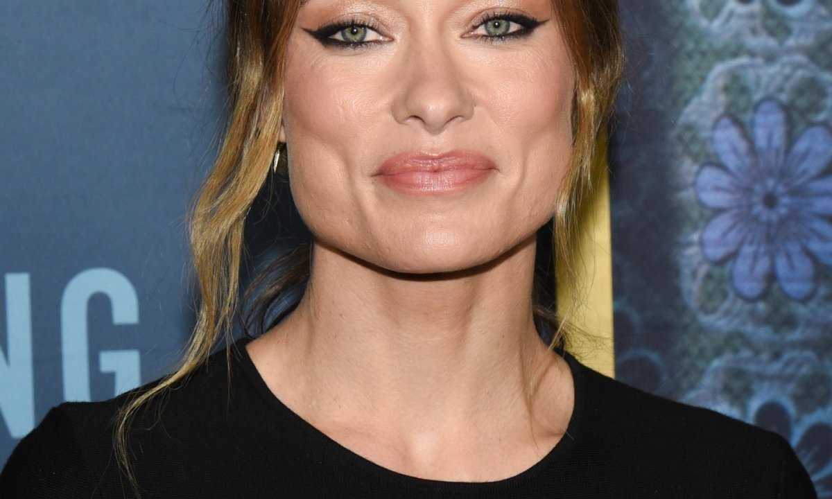 Svi bruje o haljini Olivije Wilde s upečatljivim zlatnim detaljem kakva ...