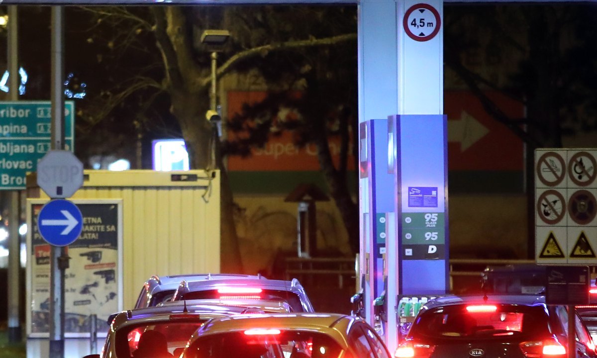 [FOTO] Građani pohrlili na crpke prije poskupljenja: Od ponoći stižu ...