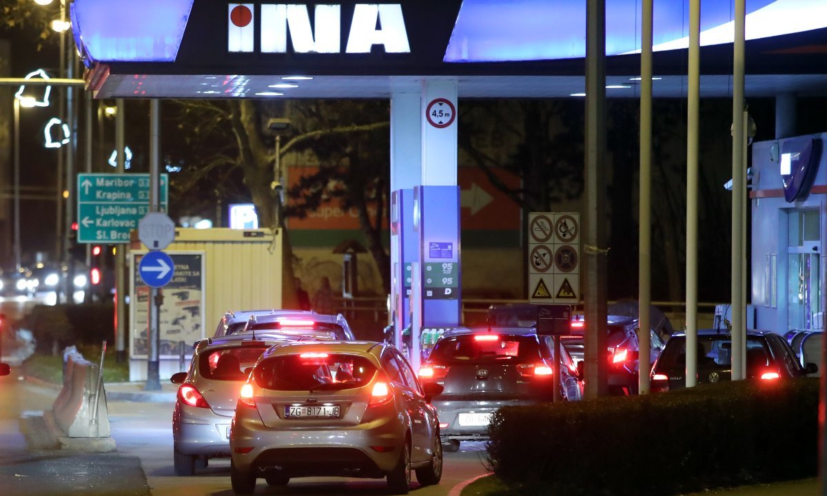 [FOTO] Građani pohrlili na crpke prije poskupljenja: Od ponoći stižu ...