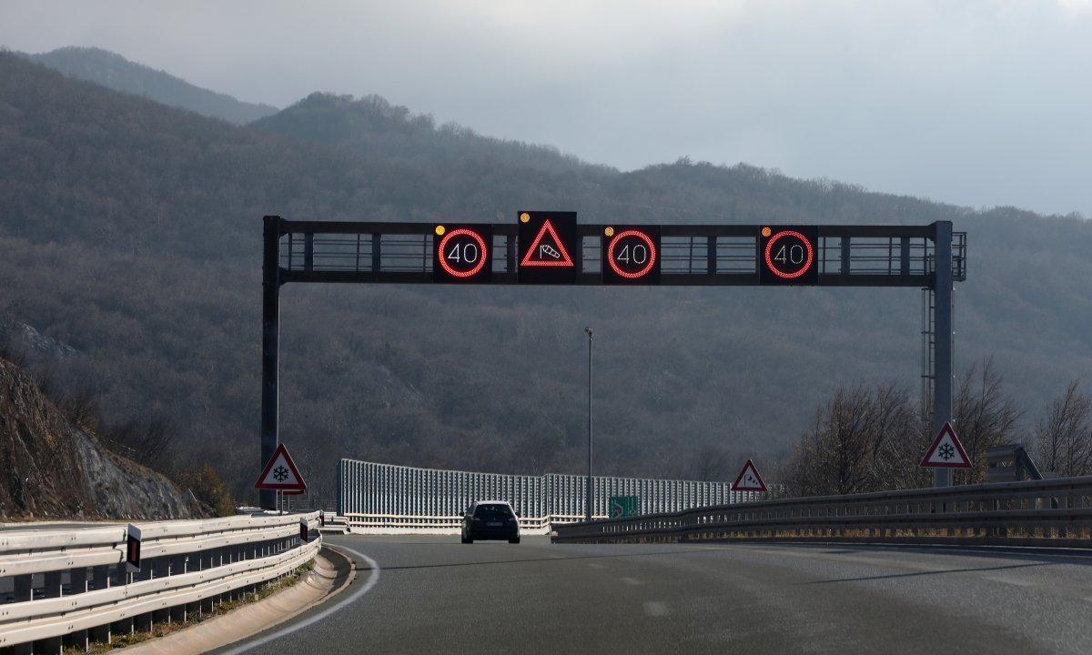 Zbog jakog vjetra ograničenja i zabrane na autocestama i državnim cestama, u prekidu i neke ...