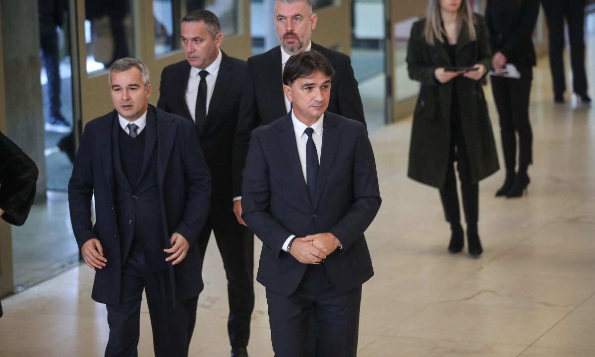 [FOTO] Lisinski zavijen u crno: Evo tko je sve došao na komemoraciju ...