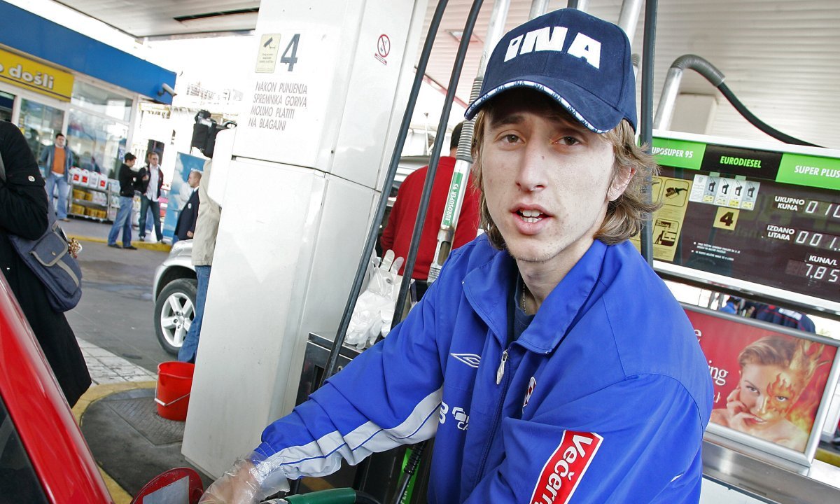 [FOTO] Pogledajte kako zvijezde Dinama Luka Modrić i Eduardo da Silva toče gorivo na benzinskoj ...
