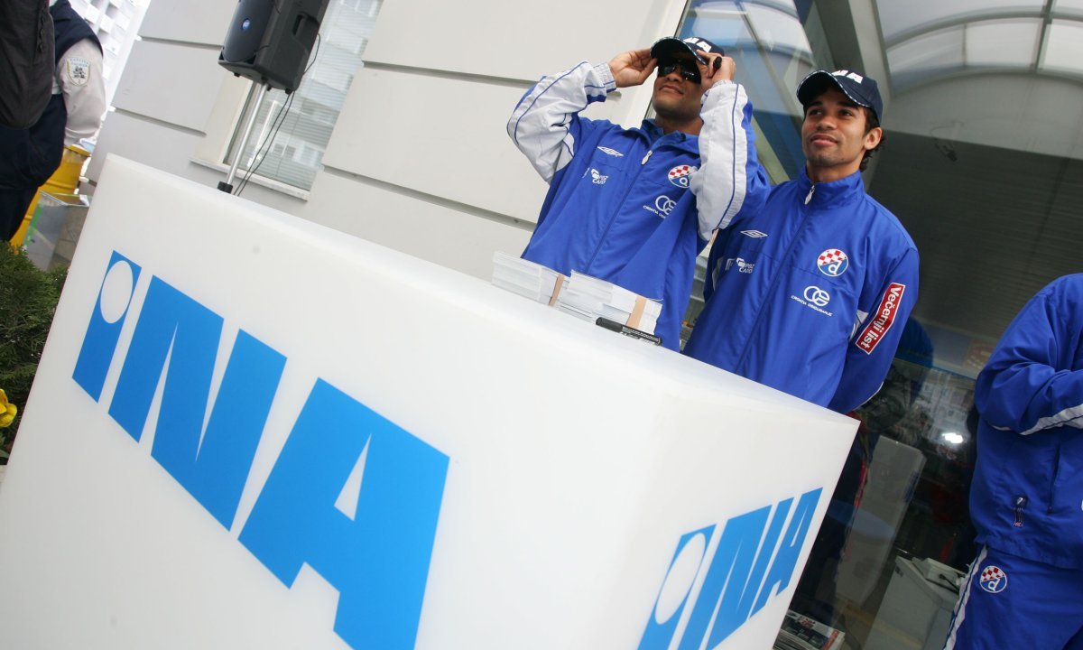 [FOTO] Pogledajte kako zvijezde Dinama Luka Modrić i Eduardo da Silva toče gorivo na benzinskoj ...