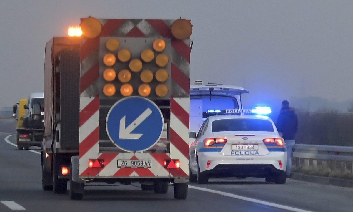 Pijan i bez registracije vozio traktor, morali su ga uhititi - tportal