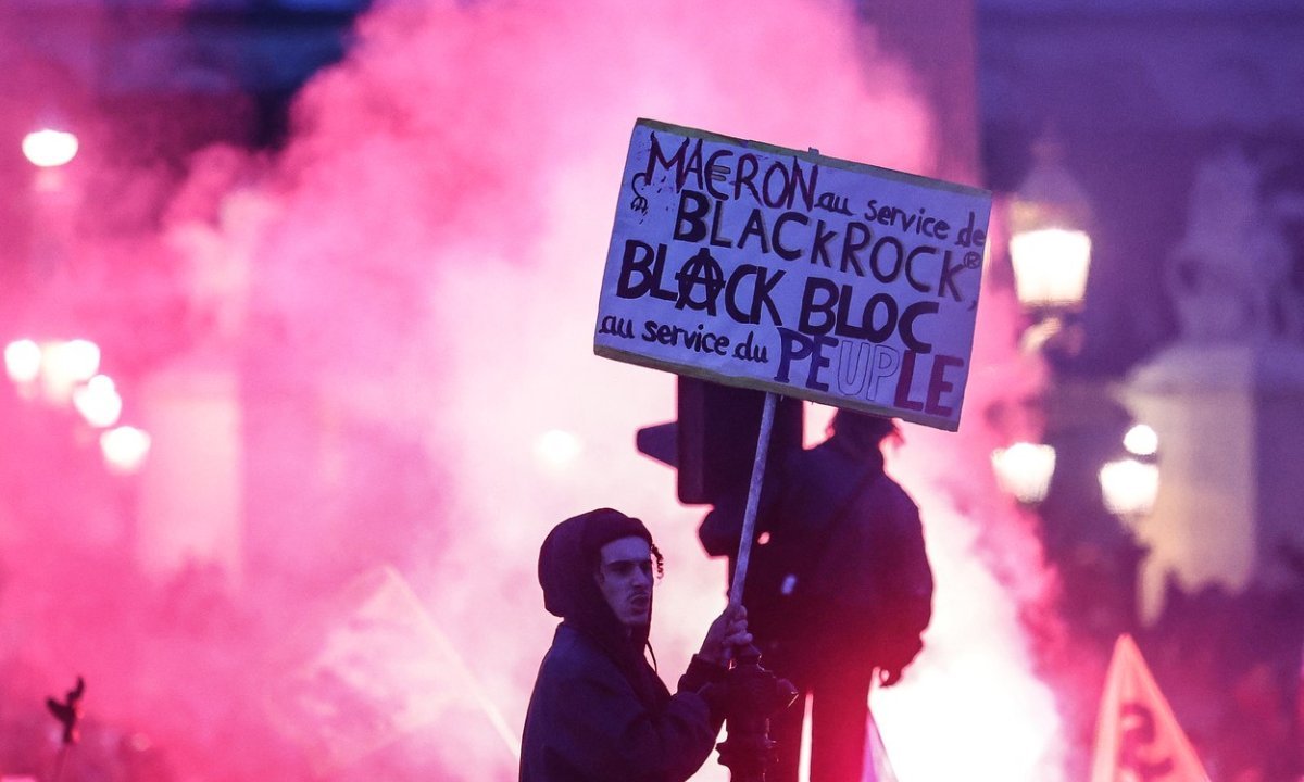 Evo zbog čega je Macron naljutio Francuze i zašto su doslovno planuli ...