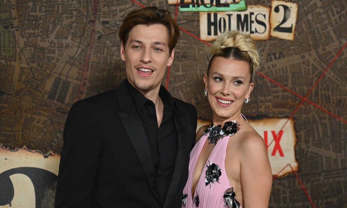 Obožavatelji pronašli zamjerku u zarukama Millie Bobby Brown i sina Jon ...
