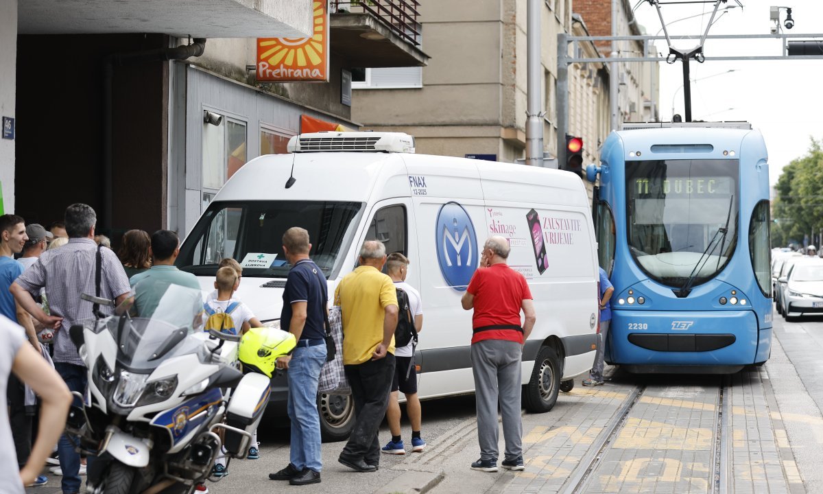 Kombijem blokirao prugu i zaustavio tramvajski promet - tportal