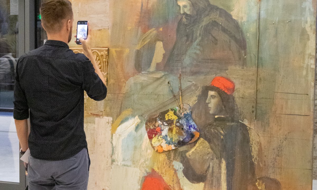 Đurđa Tedeschi u haljini od crnog baršuna na otvorenju izložbe Mersada ...