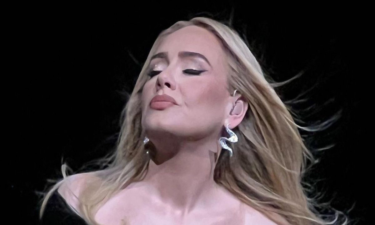 Adele zbog Matthewa Perryja prekinula koncert i odala mu počast - tportal