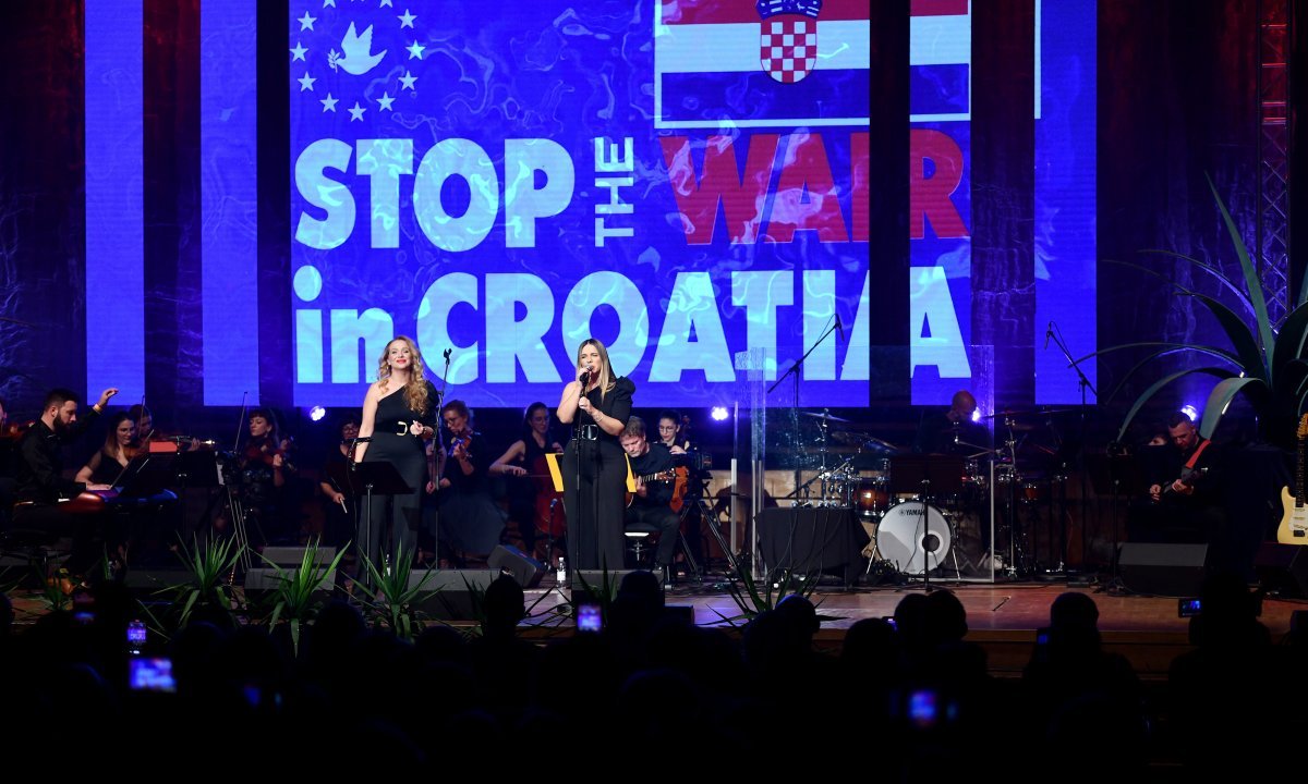 Večer za pamćenje: Brojne zvijezde zapjevale na koncertu u čast ...