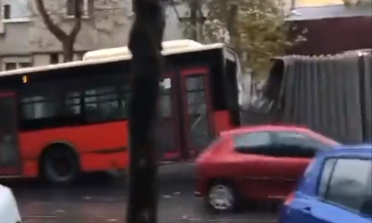 Gradski autobus se tijekom vožnje prepolovio nasred ceste u Beogradu ...