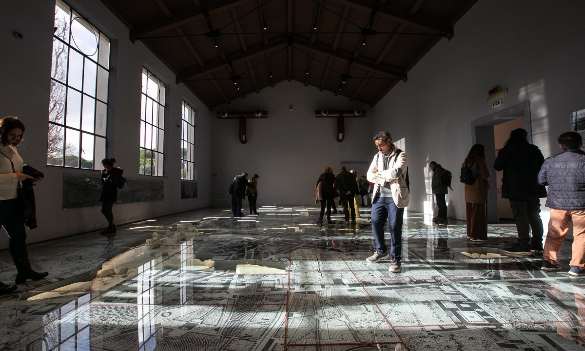 Istražujte ulice starog Rima hodajući nad antičkim mramornim planom ...