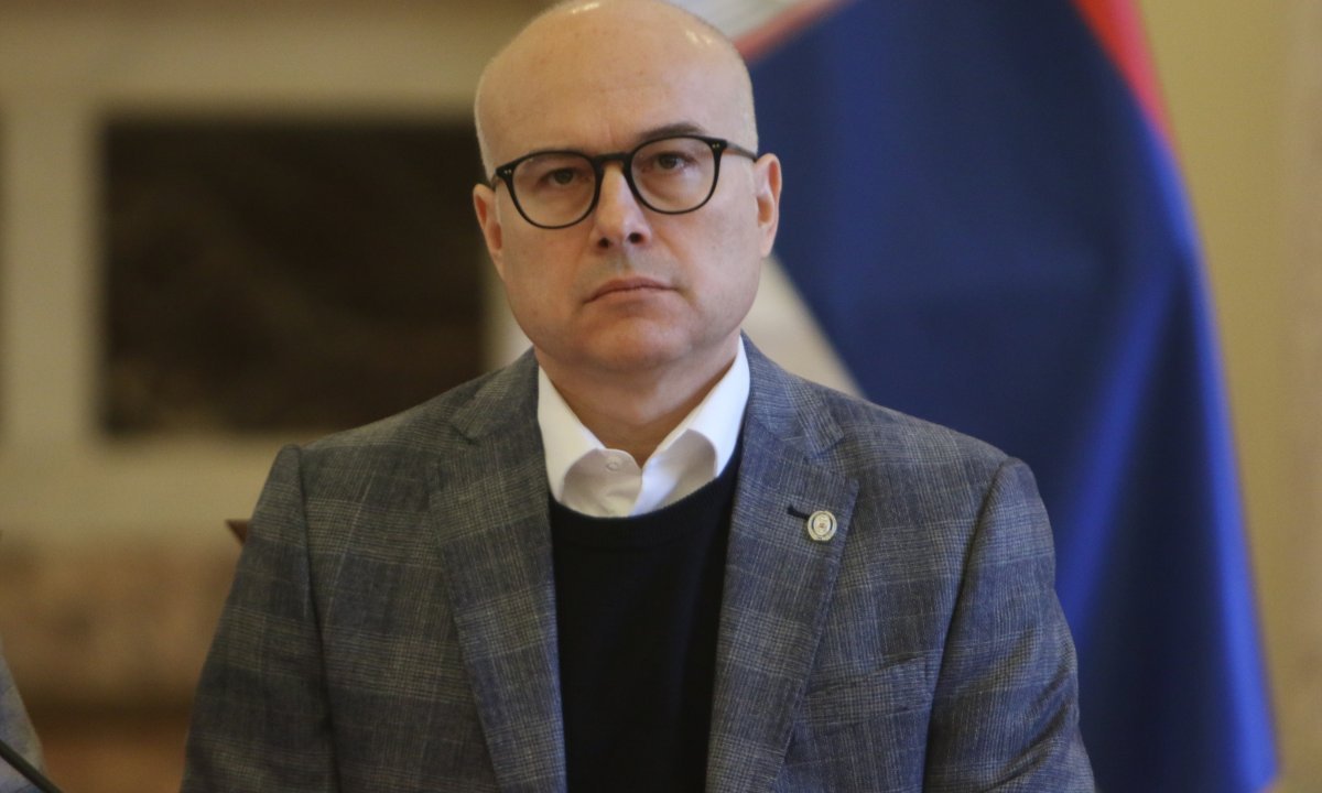 Ministar obrane Srbije Vučević osvanuo u spotu sa zastavom Republike ...