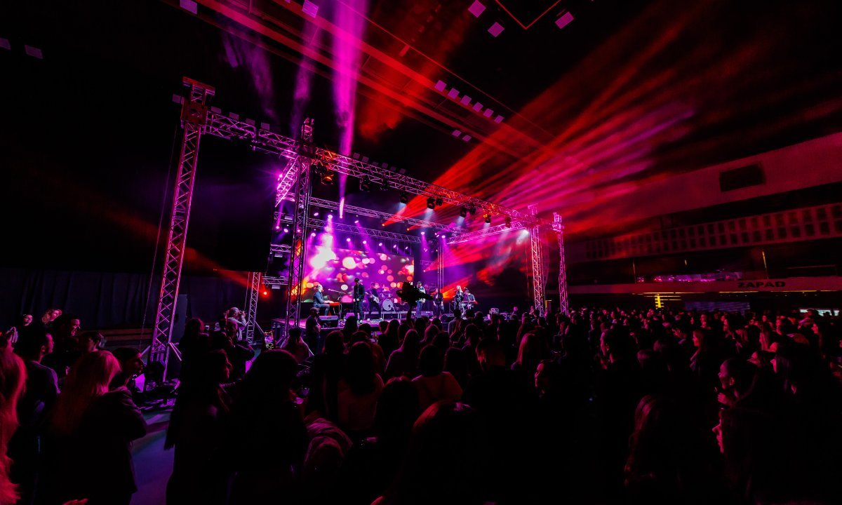 Matija Cvek napravio odličan štimung na koncertu u Splitu, pogledajte atmosferu - tportal