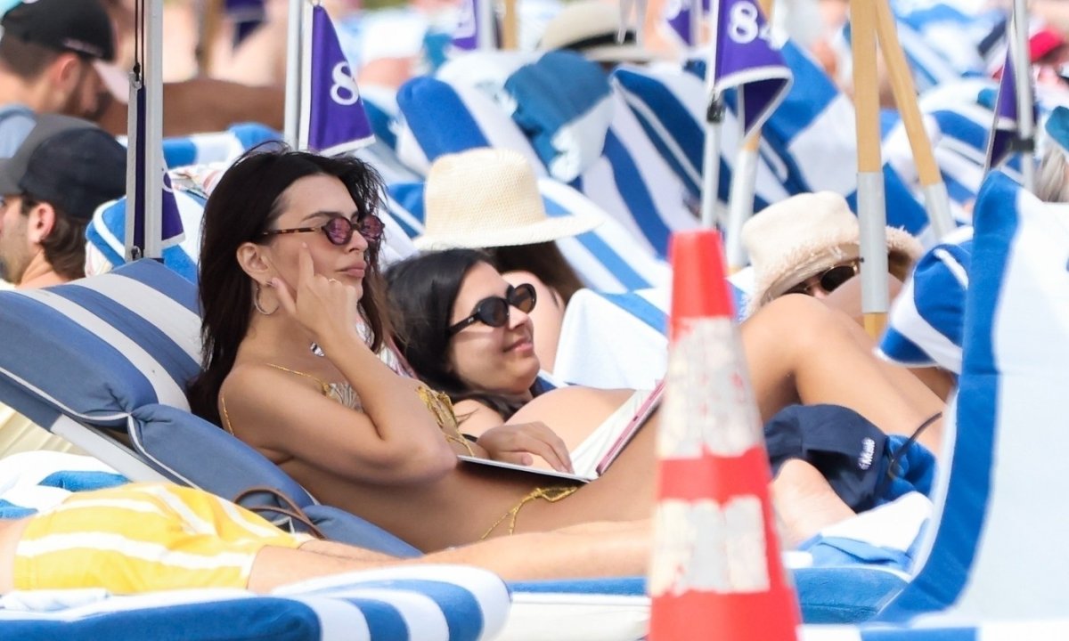 Vruće scene: Emily Ratajkowski u bikiniju koji više otkriva nego skriva pokazala svu svoju ...