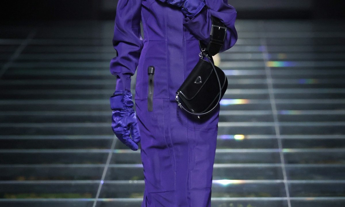 Povratak u prošlost: Prada na velika vrata vraća suknje do koljena i ...