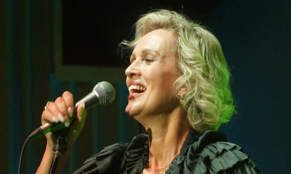 Vanna osvanula u minici, fanovi joj pišu: 'Lijepa žena i njena sjena ...