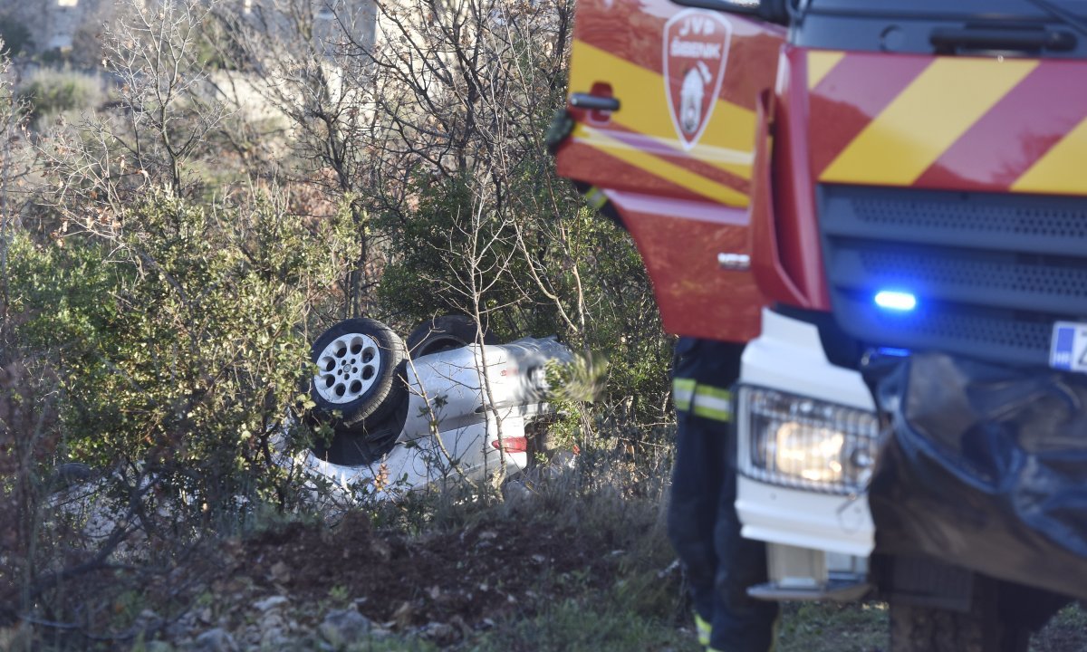 Automobil sletio s ceste i završio na krovu, vatrogasci i hitna stigli na teren - tportal