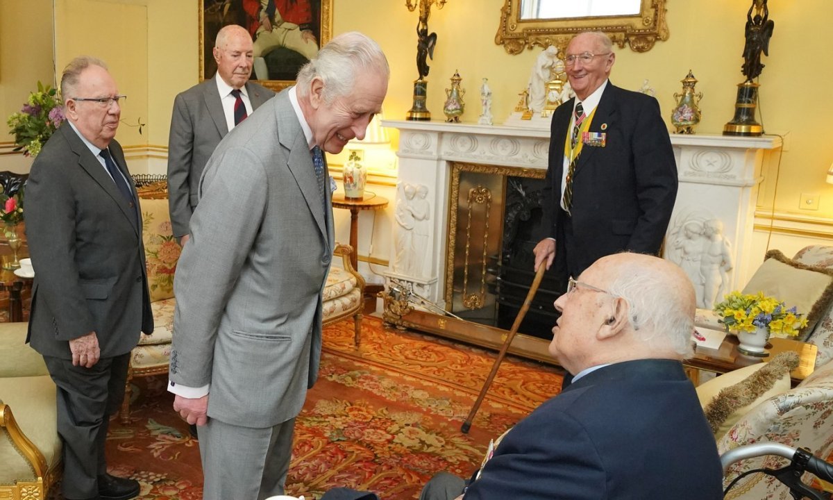 Kralj Charles III. se vratio kraljevskim dužnostima, ali svi se pitaju ...