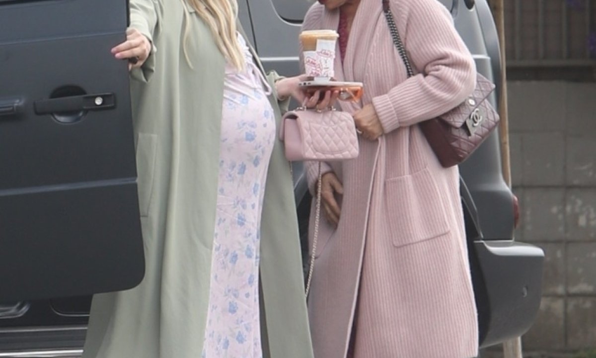 Spavaćica ili haljina? Hilary Duff ponosno pokazuje svoj trudnički ...