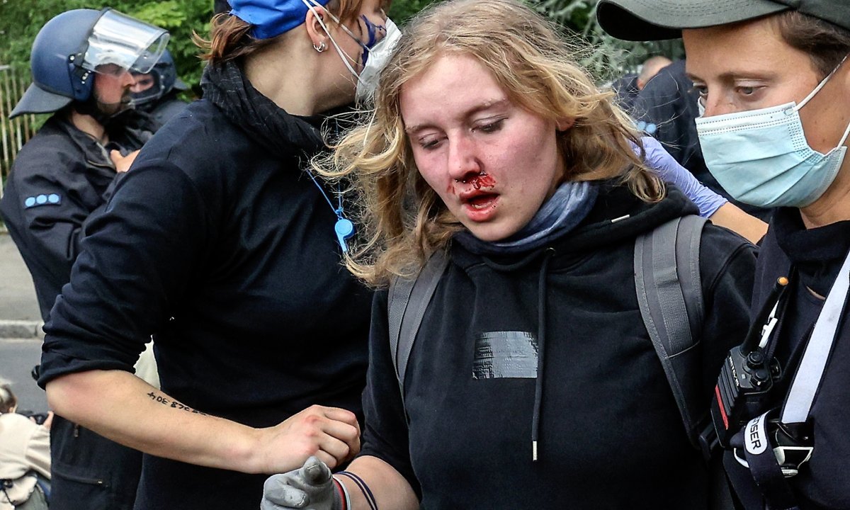 Prosvjednici pokušali upasti u Teslin pogon, potekla krv u sukobu s ...