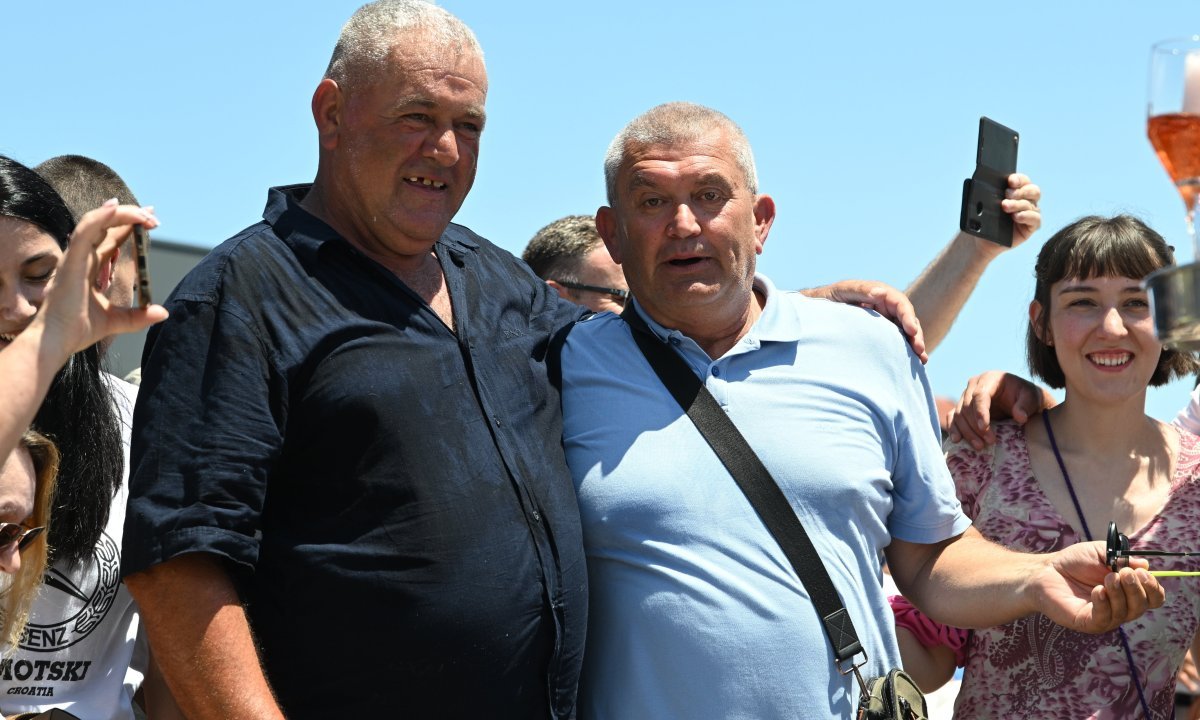 Otkriven spomenik simbolu Imotske krajine - Mercedesu - tportal