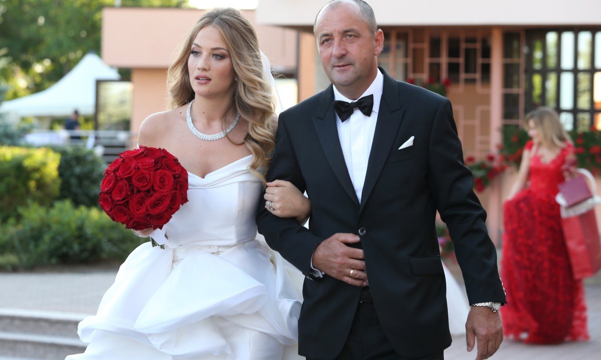 Beba stiže kao najljepši poklon: Evo kako je izgledalo vjenčanje Izabel ...