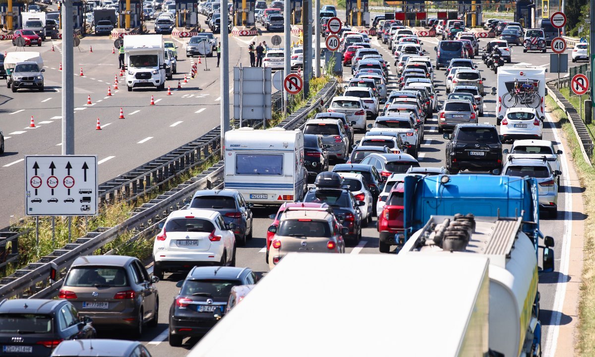 Zbog kolone hodočasnika privremeno prekinut promet na autocesti A3 ...