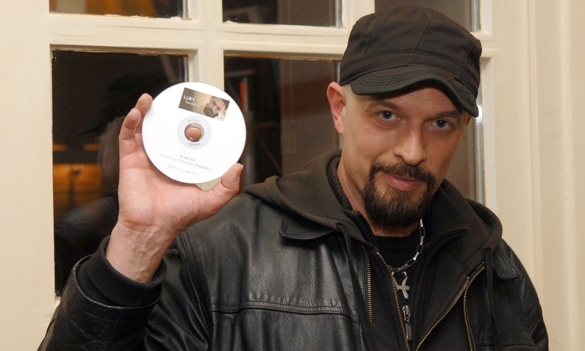 Luky se odavno povukao sa scene, sad je sa suprugom i s djecom snimljen ...