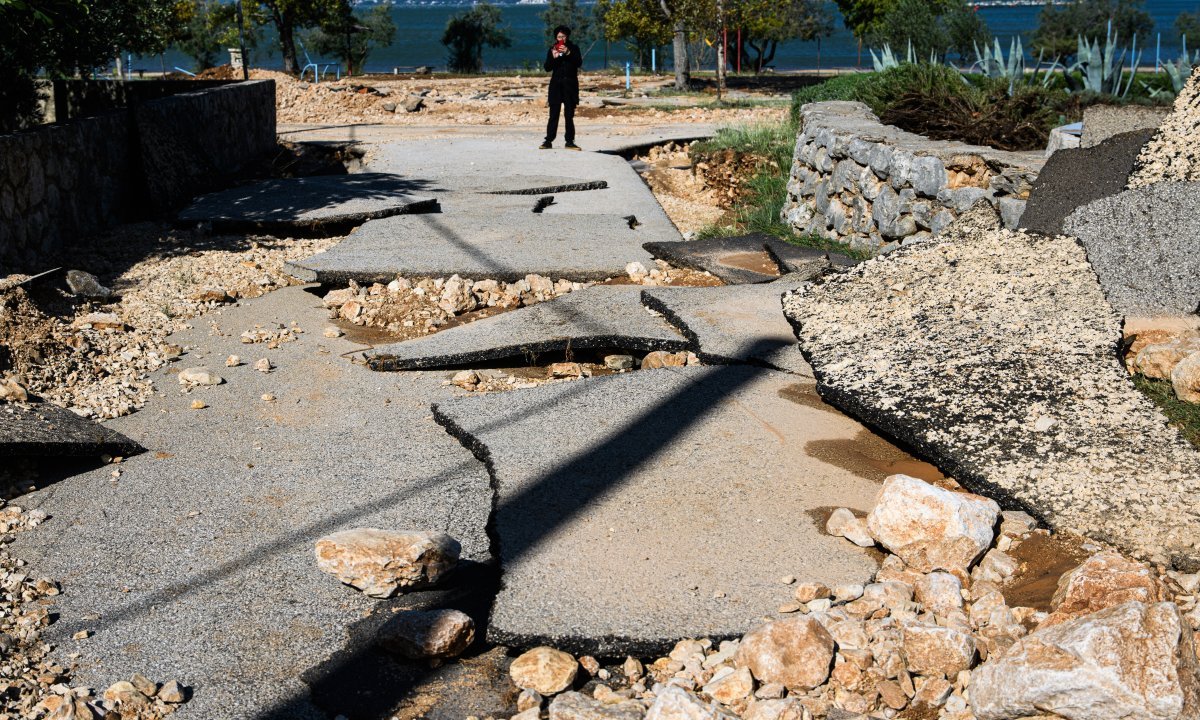 Podignut asfalt, porušena plaža: Ovako izgleda Meka Draga kod Obrovca ...