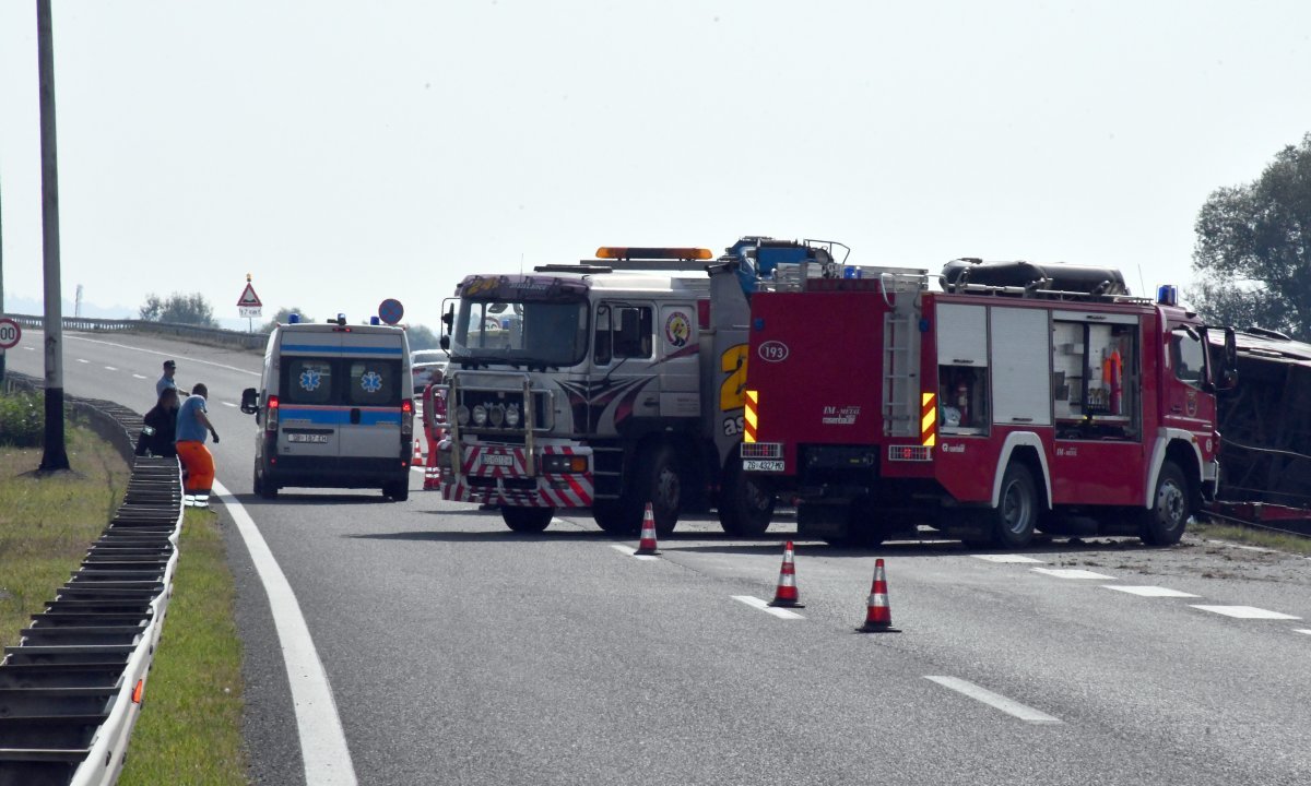 Zapalilo se vozilo na A3 kod Križa, promet se odvija u dvije trake ...