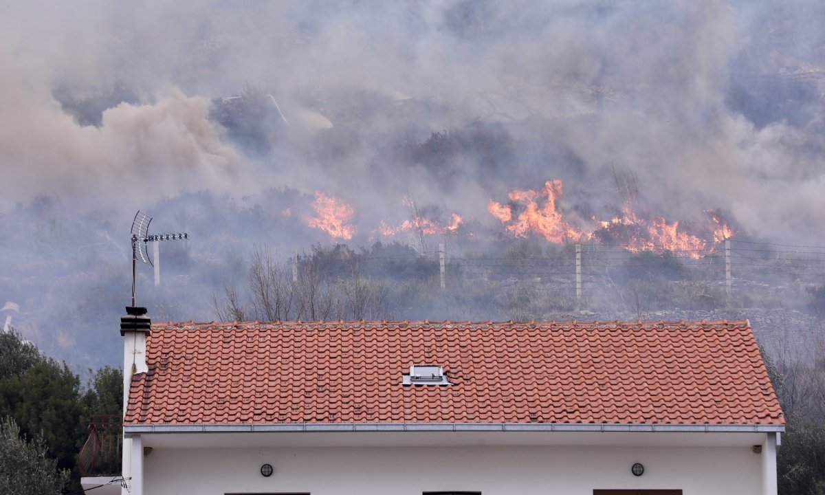 Požar kod Žrnovnice lokaliziran, poznat uzrok? - tportal