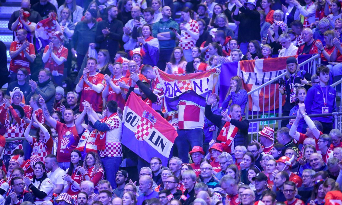 Hrvatski navijači poludjeli na suce: Lopovi, lopovi - tportal