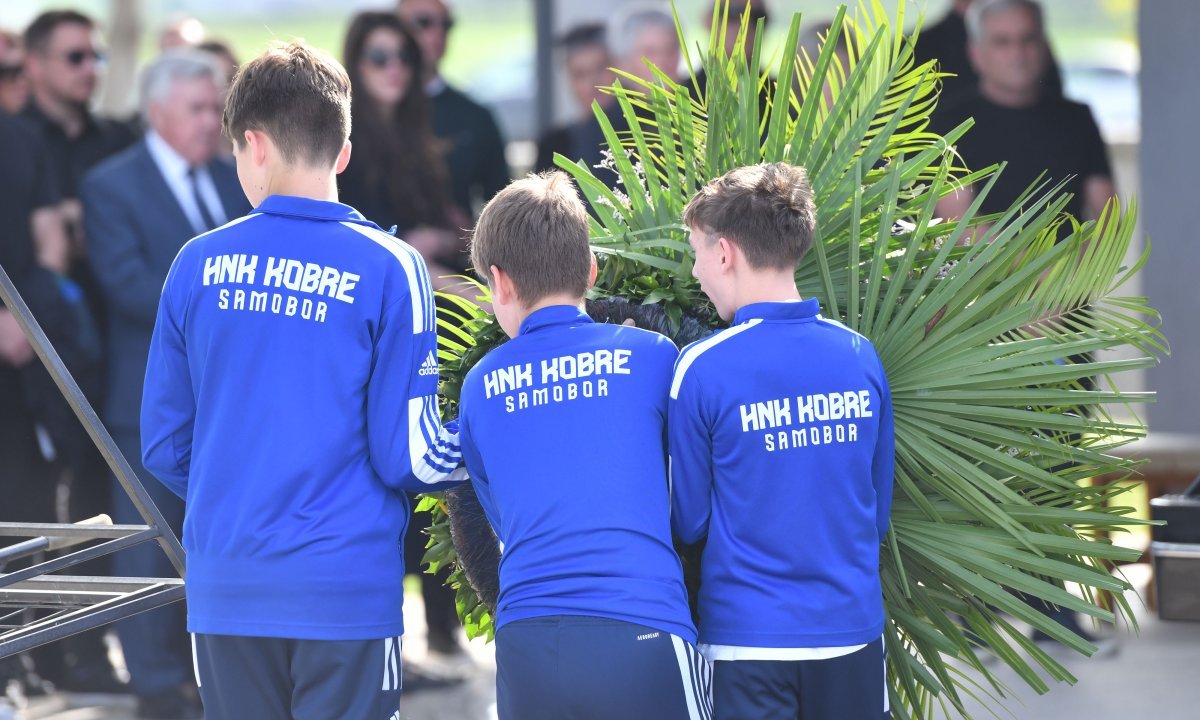 Pokopan Nikola Pokrivač. Od njega se oprostili najmiliji, ali i ...