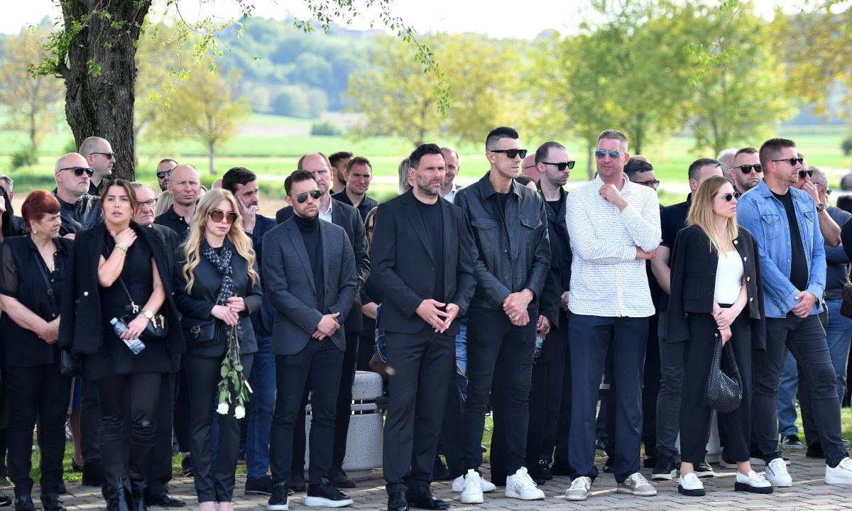 Pokopan Nikola Pokrivač. Od njega se oprostili najmiliji, ali i ...