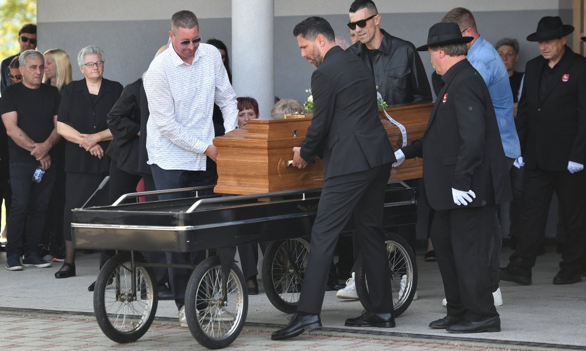 Pokopan Nikola Pokrivač. Od njega se oprostili najmiliji, ali i ...