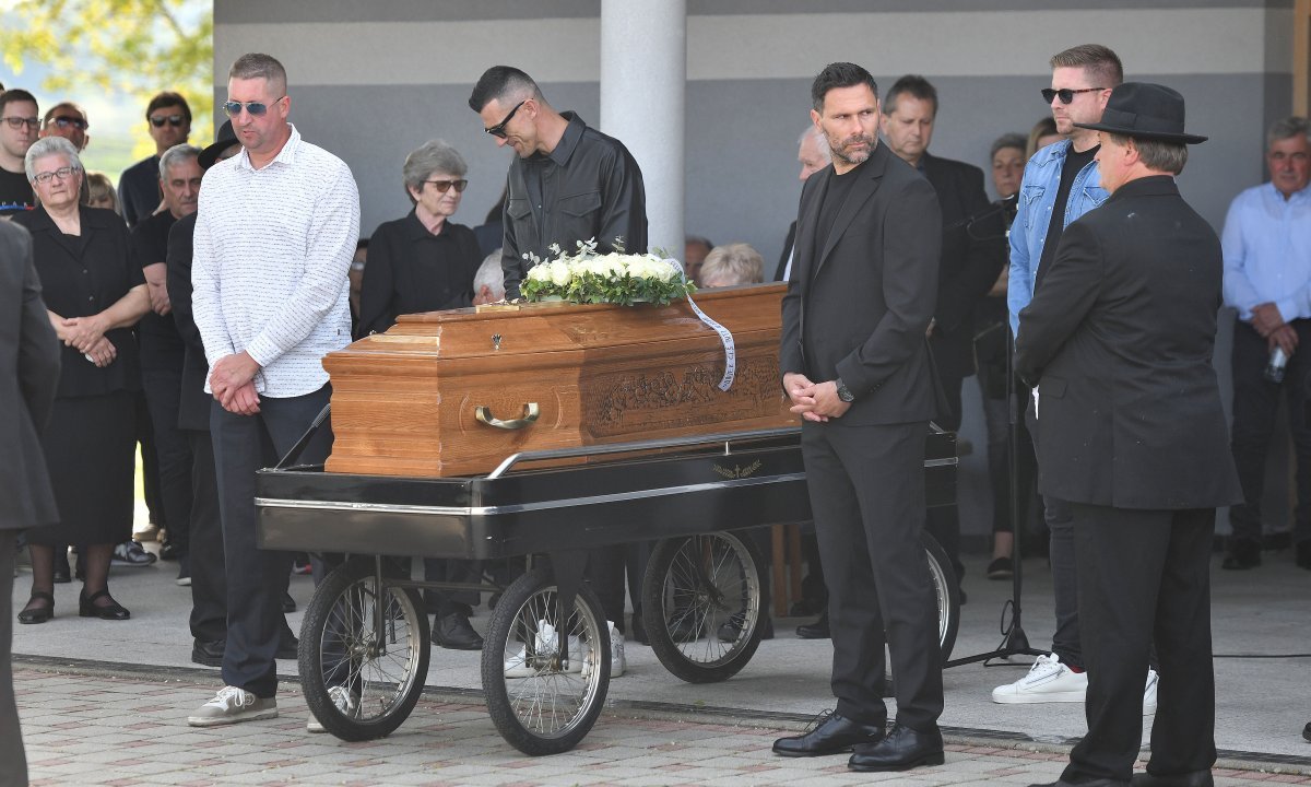 Pokopan Nikola Pokrivač. Od njega se oprostili najmiliji, ali i ...