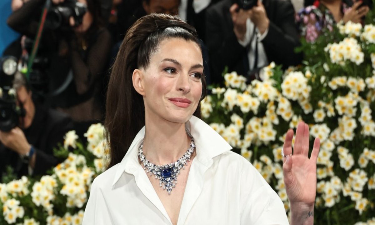 Anne Hathaway ukrala pozornost na Met Gali, ali ne zbog stajlinga - tportal