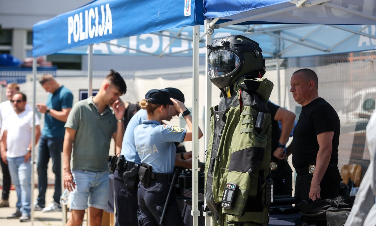 Robot-pas, Cro cop, sukob policije i navijača: Pogledajte što su sve ...